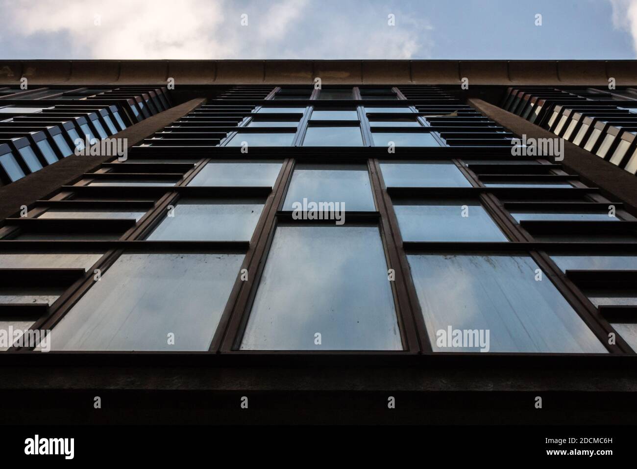 Curtain wall building windows sky hi-res stock photography and images ...
