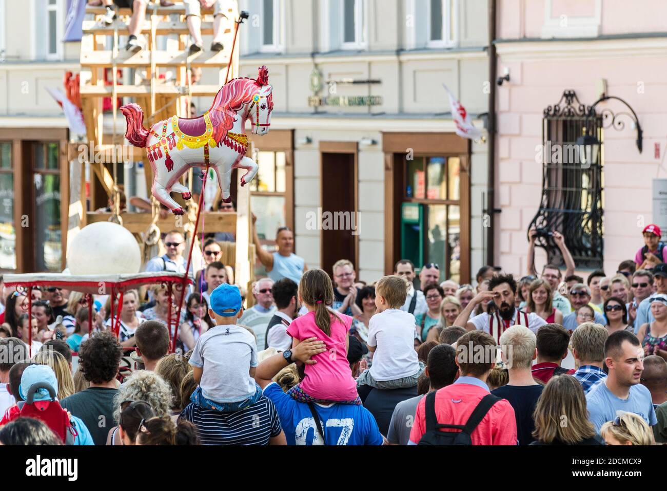 Crowd people watching street show hi-res stock photography and images ...