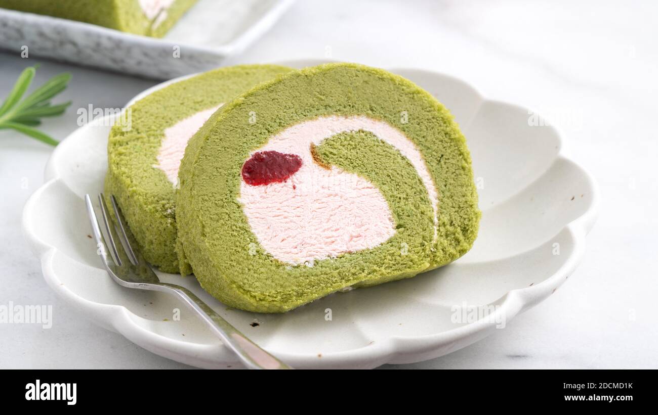 Strawberry swiss roll hi-res stock photography and images - Alamy