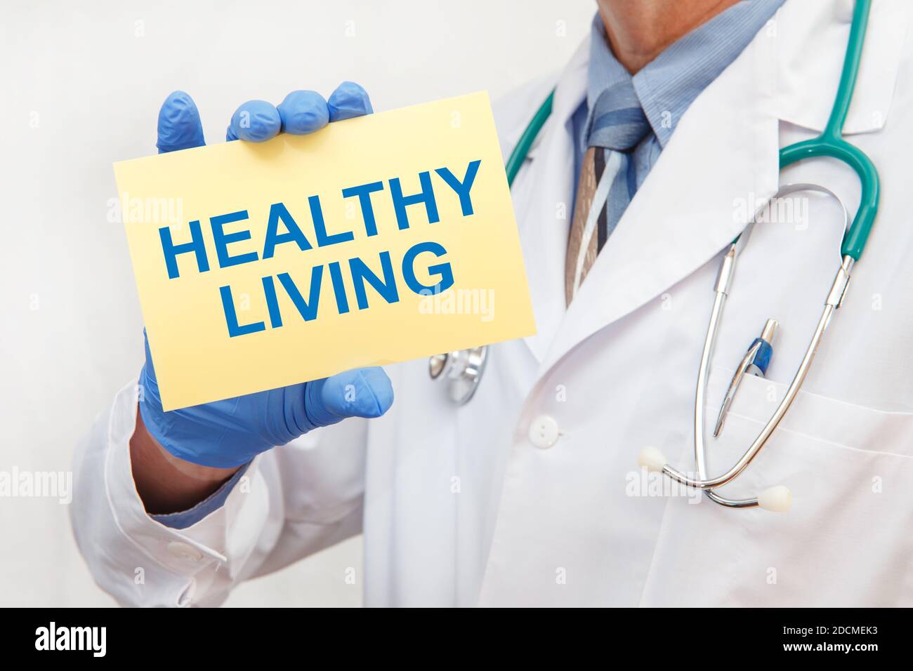 Doctor holding sign with text HALTHY LIVING closeup. Medical concept ...