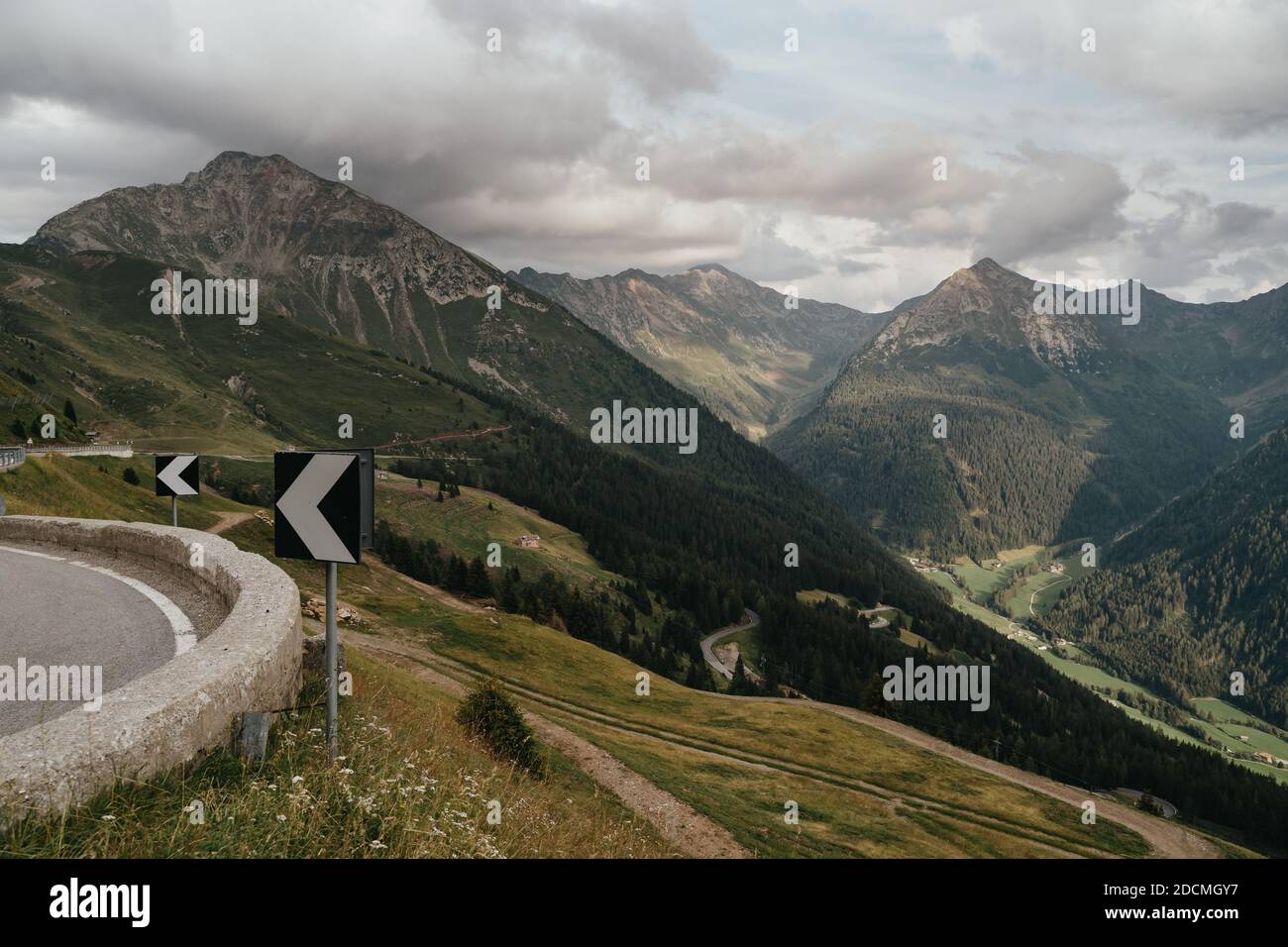 scenic mountain road and curve sign Stock Photo - Alamy