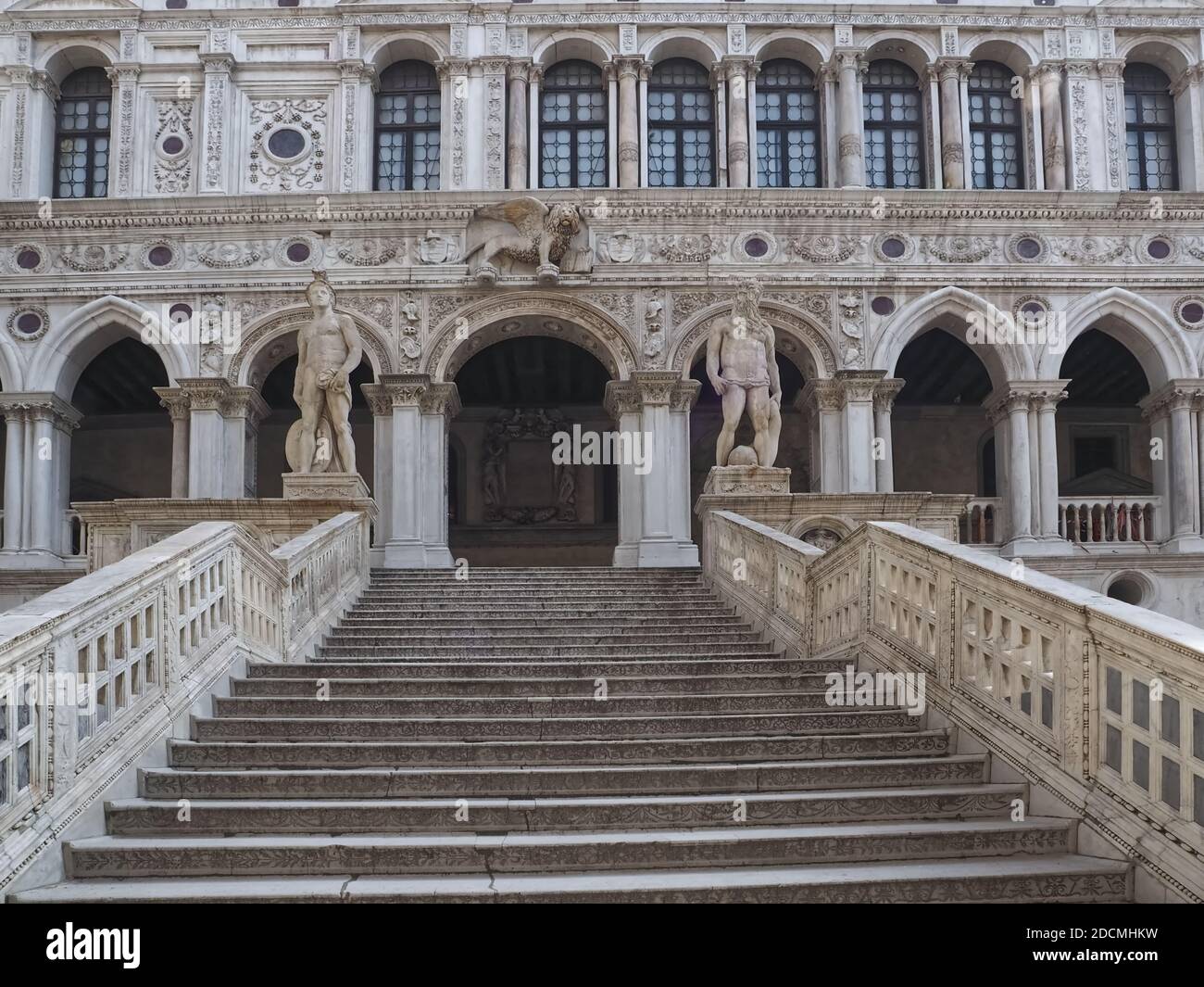 Courtyard columns inside doges palace hi-res stock photography and ...