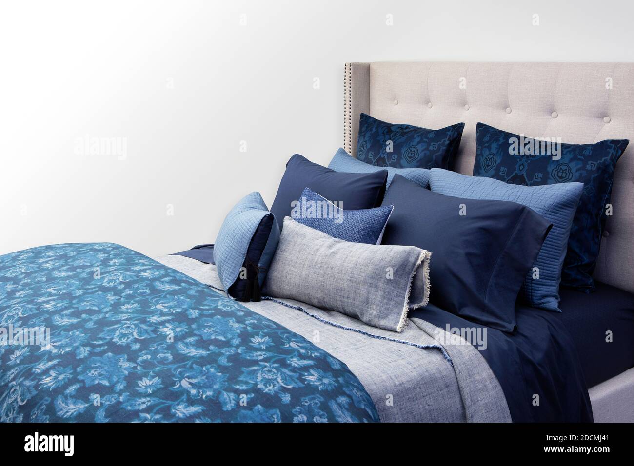 Floral bed covers hi-res stock photography and images - Alamy