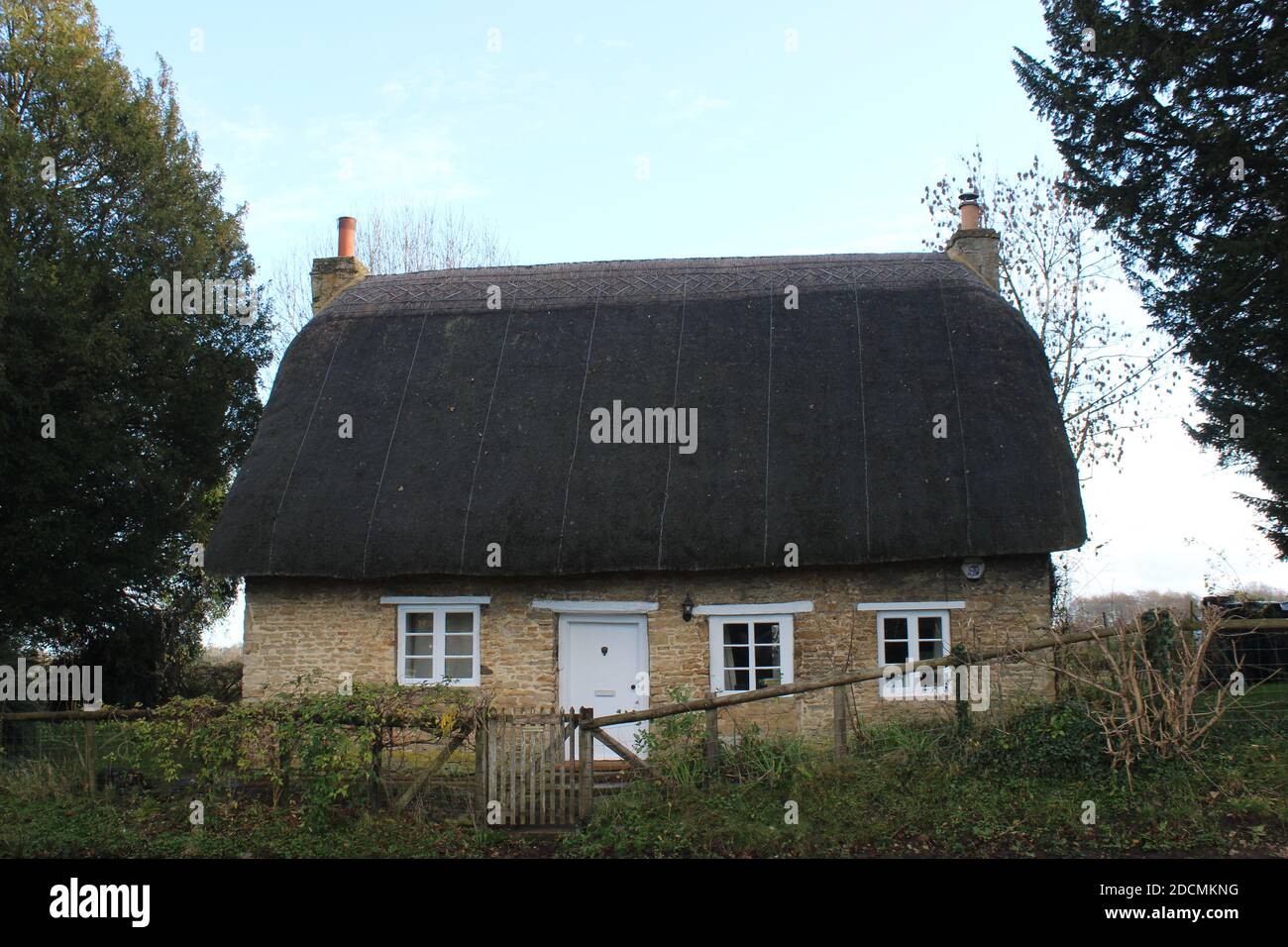 thatched rural cottage Stock Photo - Alamy