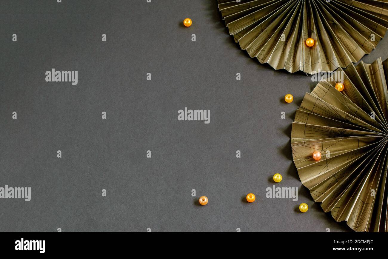 Chinese paper fans hi-res stock photography and images - Alamy
