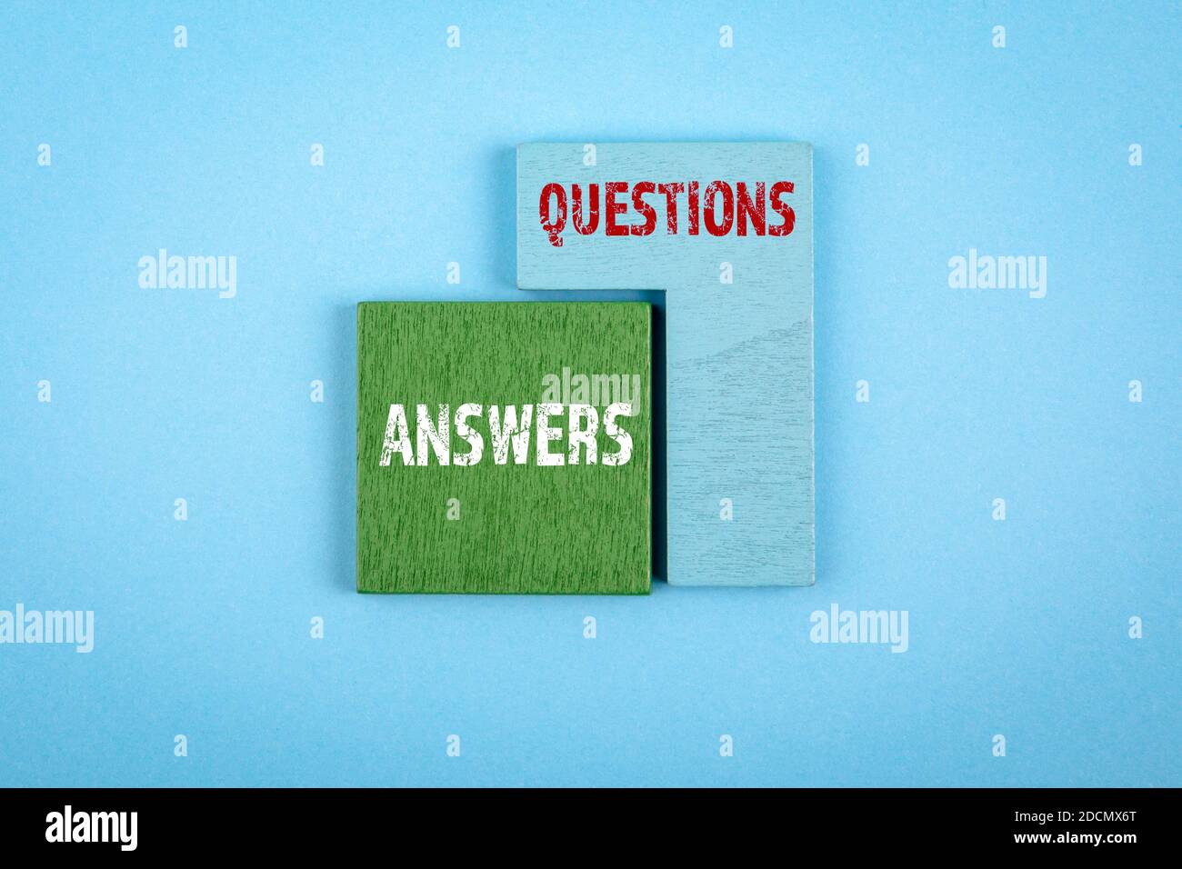 Know symbol wooden blocks hi-res stock photography and images - Alamy