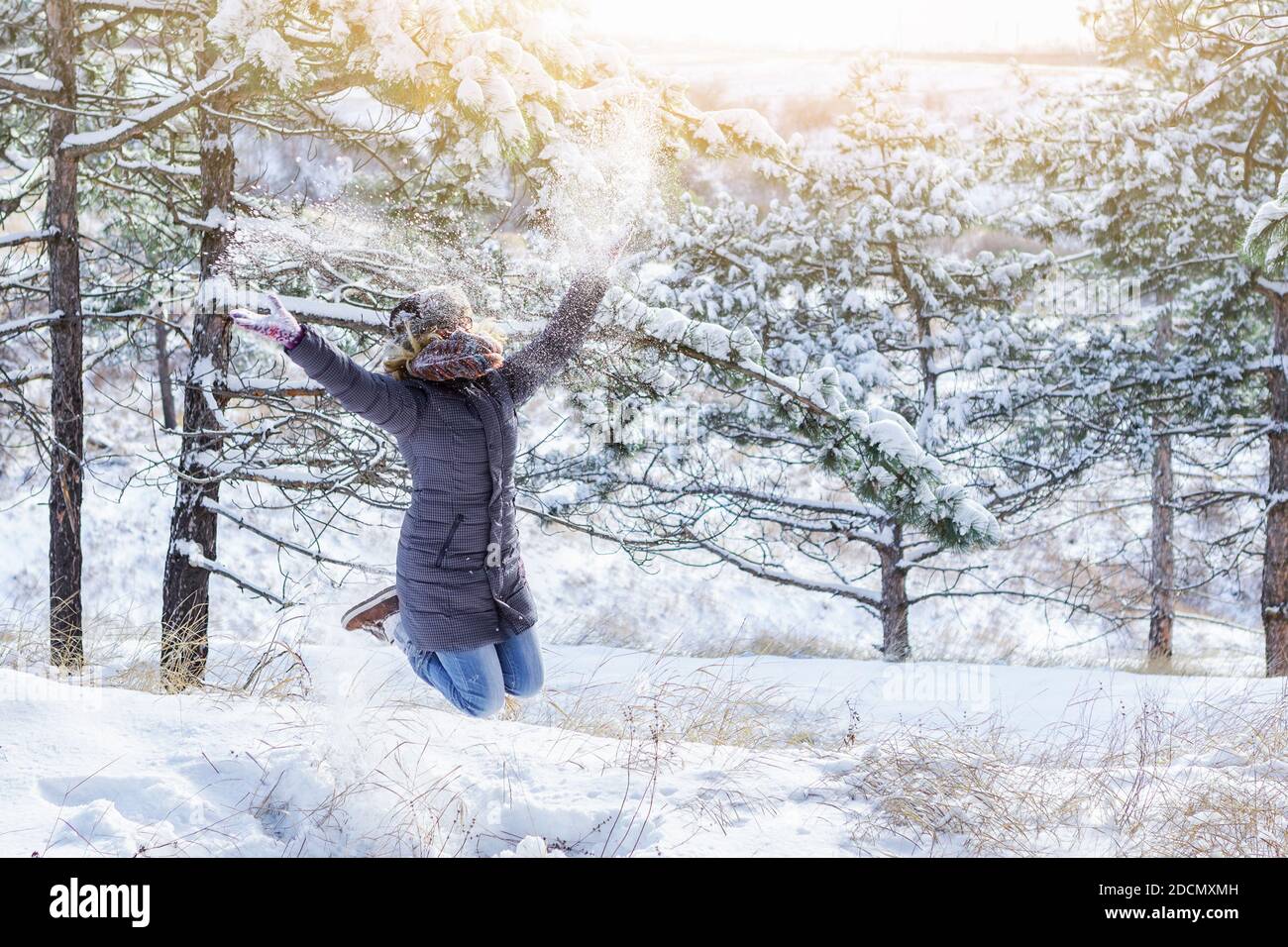 Woman snow winter hi-res stock photography and images - Alamy
