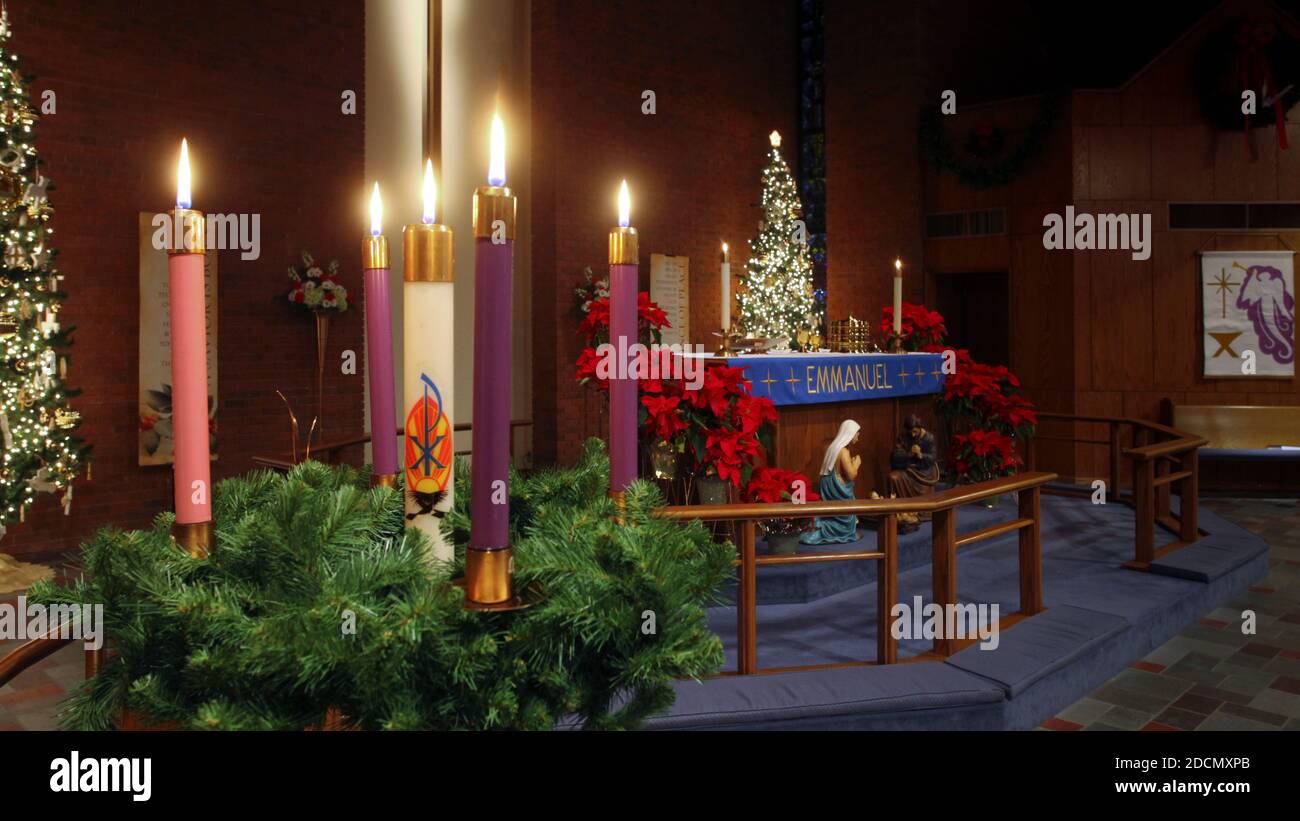 Advent wreath with five candles lit - Christmas Eve Stock Photo - Alamy