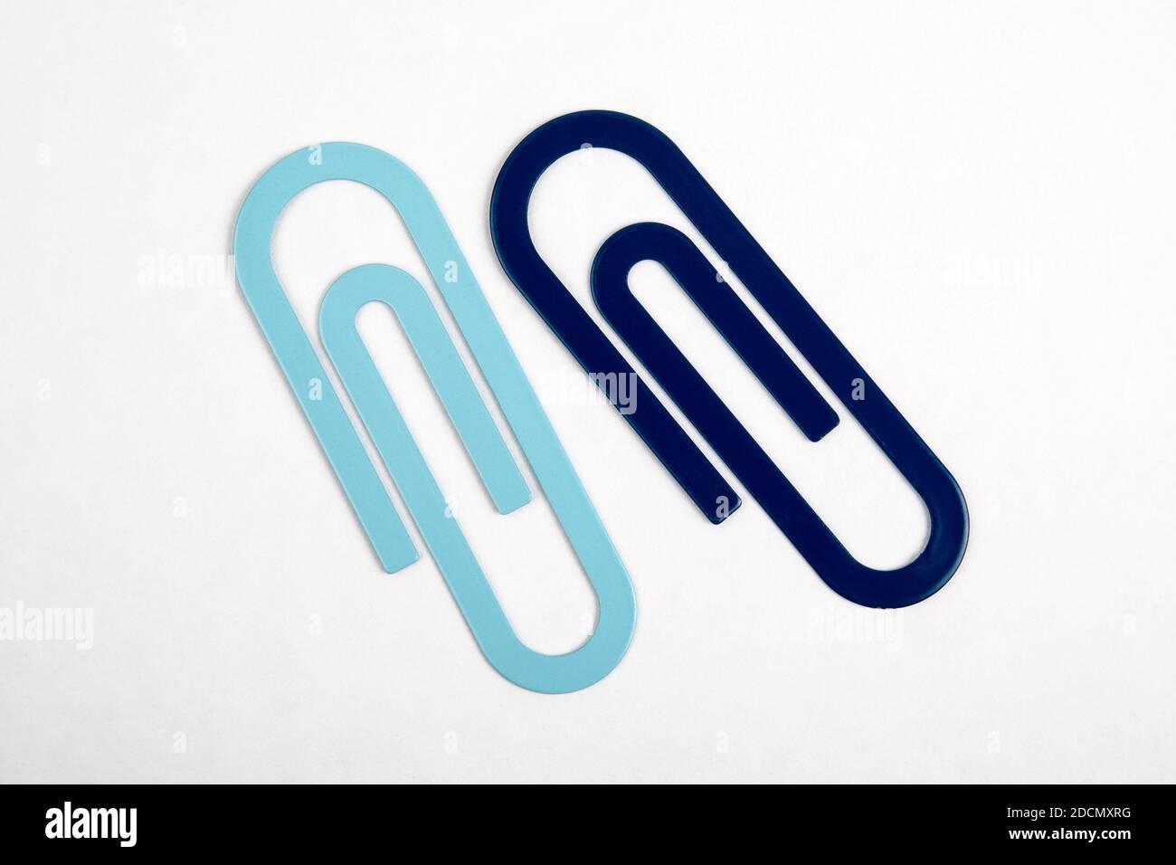 Close up of two paper clips hi-res stock photography and images - Alamy
