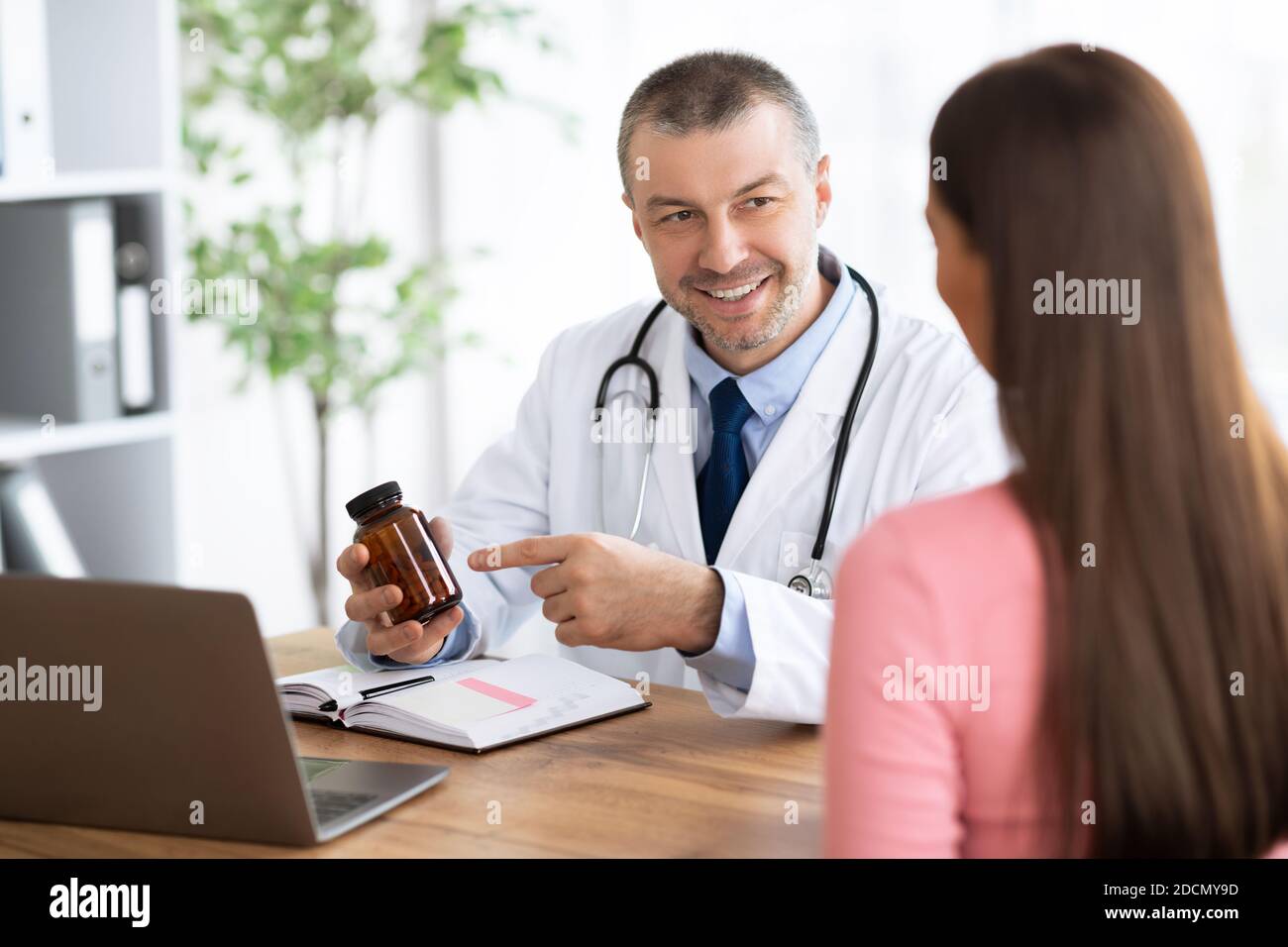 Doctor patient medicine tablets hi-res stock photography and images - Alamy