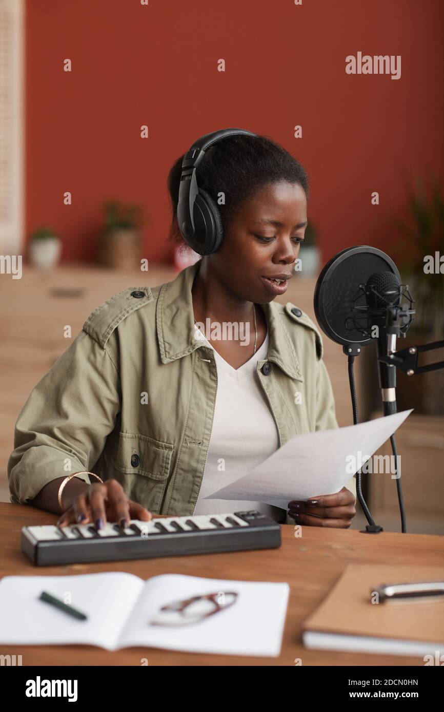 Singing table hi-res stock photography and images - Alamy