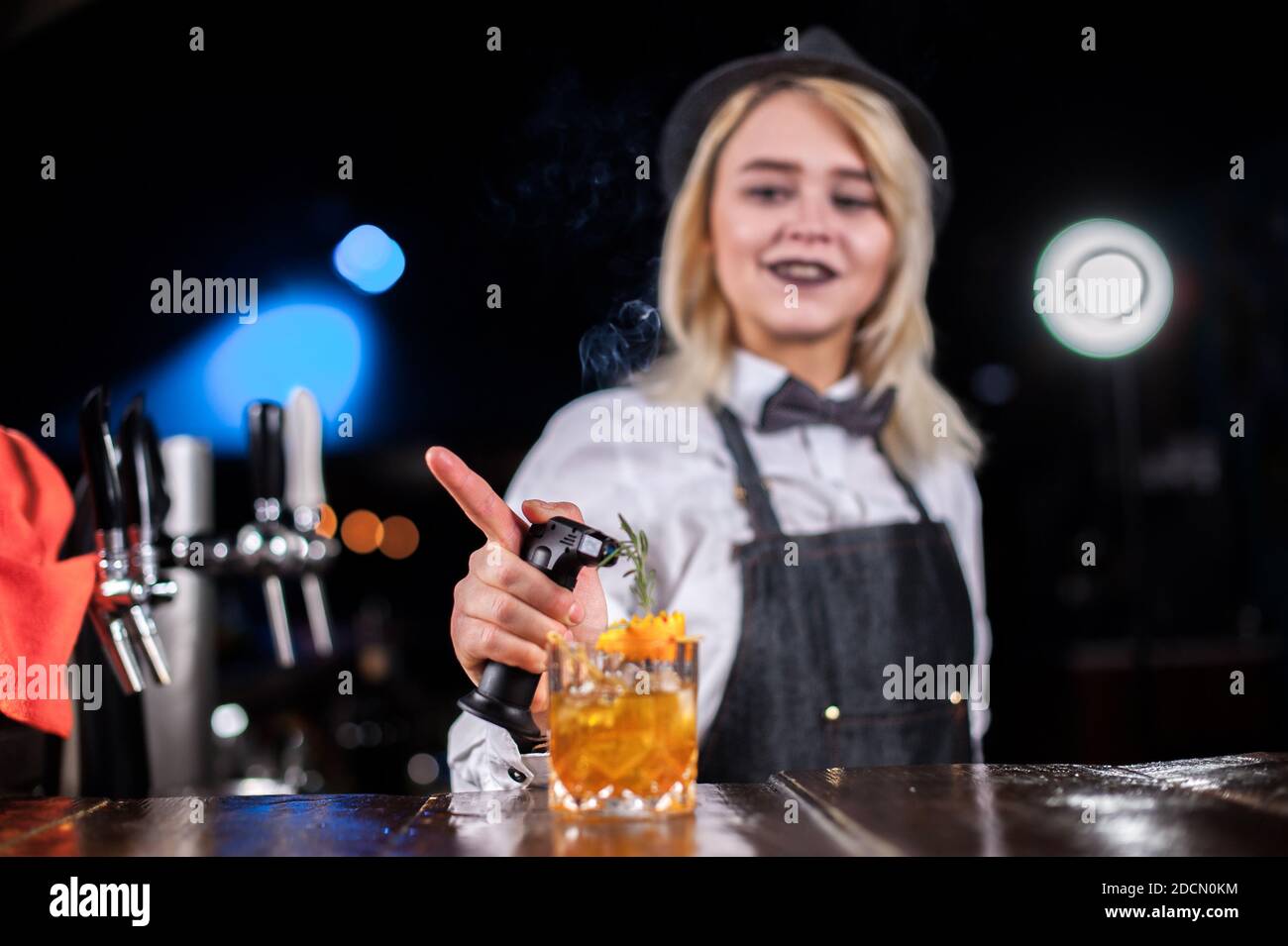 Girl bartender mixes a cocktail on the brasserie Stock Photo - Alamy