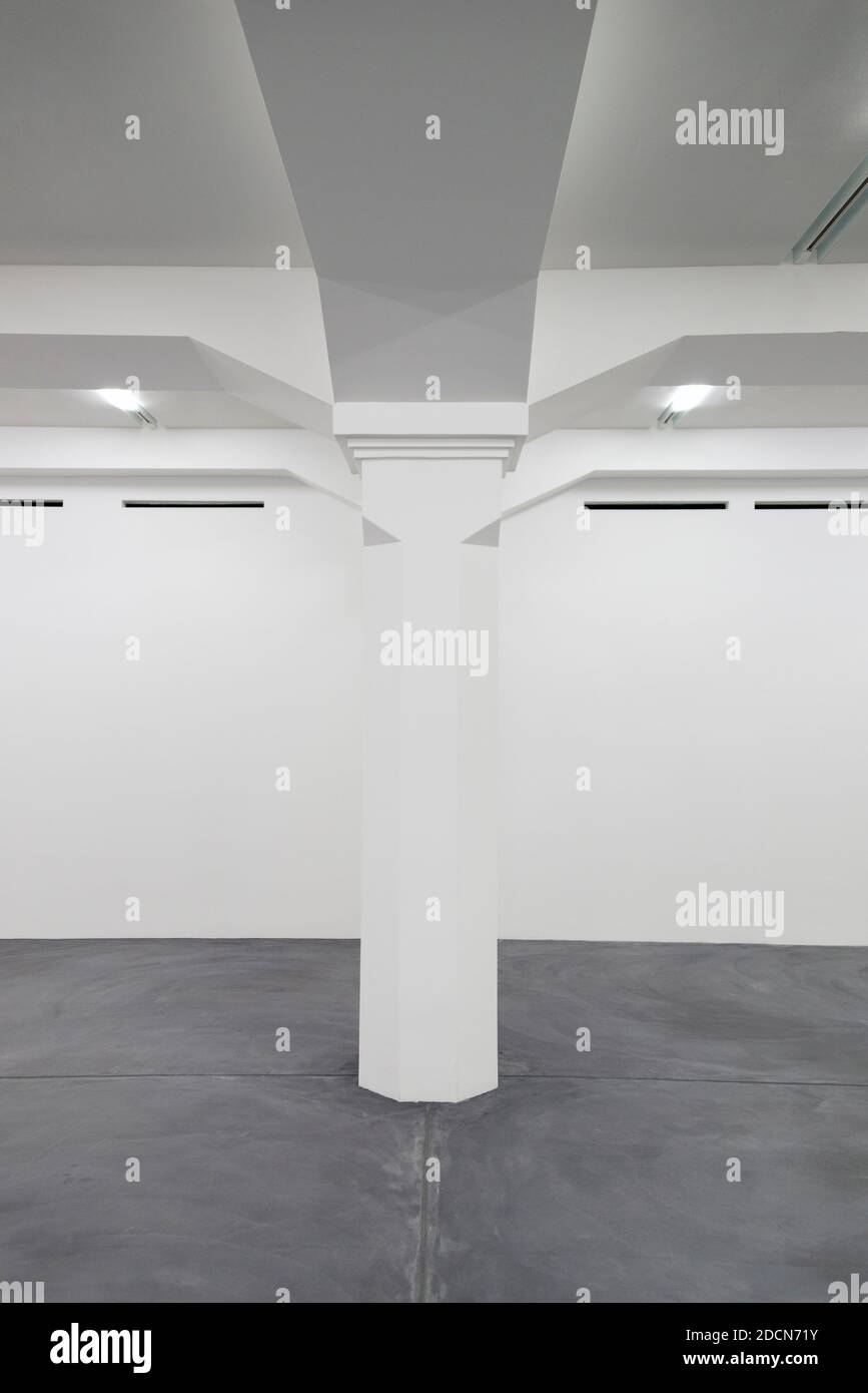 An interior view of an empty art gallery Stock Photo - Alamy