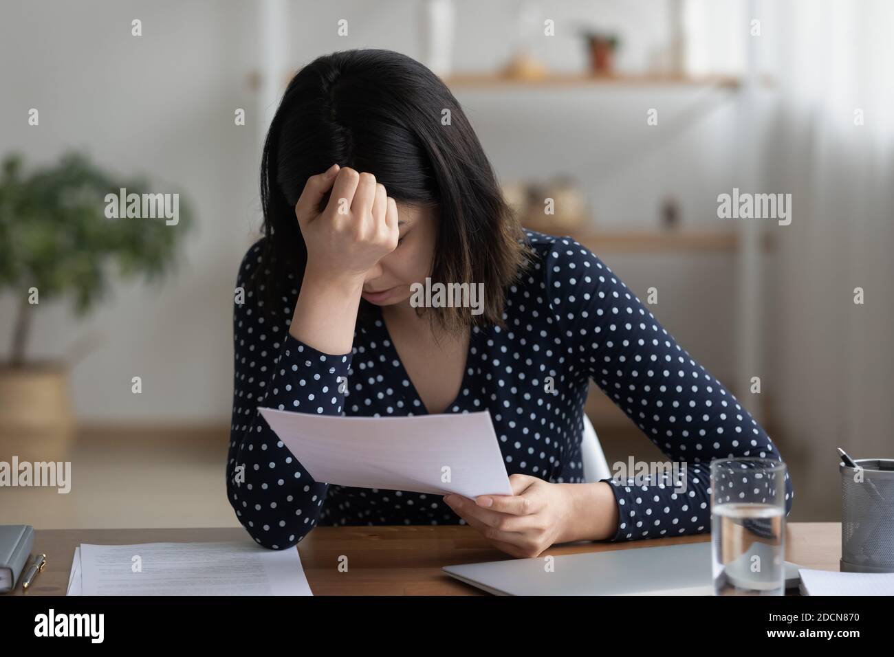 Worried woman reading letter hi-res stock photography and images - Alamy