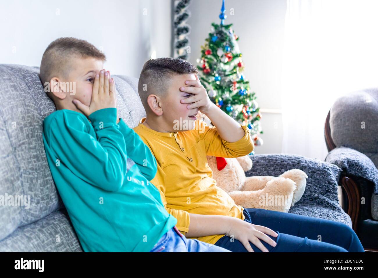 Scared children watching tv hi-res stock photography and images - Alamy