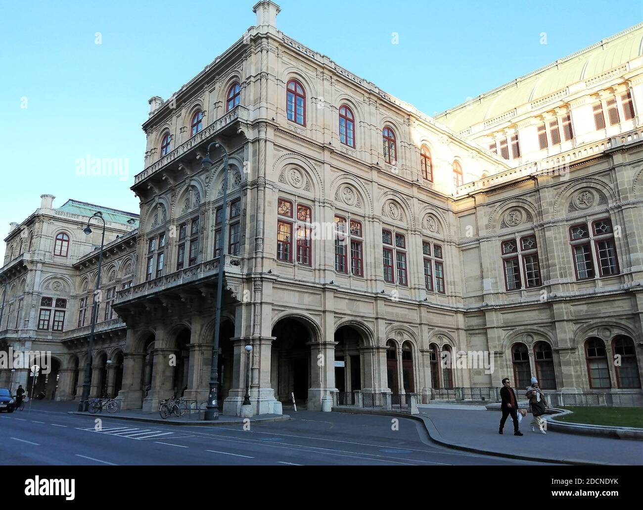 View of famous Wiener Ringstrasse with historic Burgtheater (Imperial ...