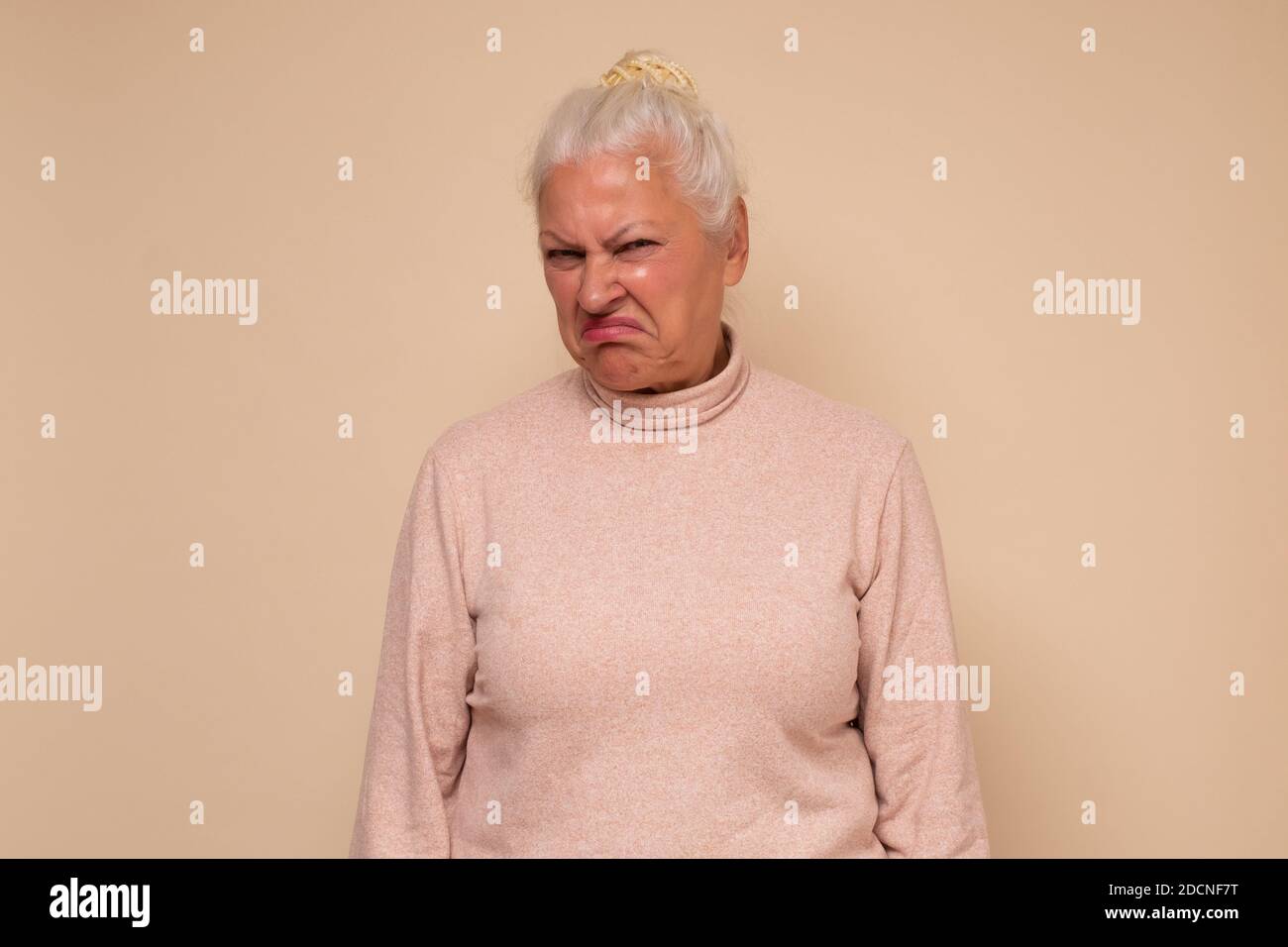 Confused facial expression hi-res stock photography and images - Alamy