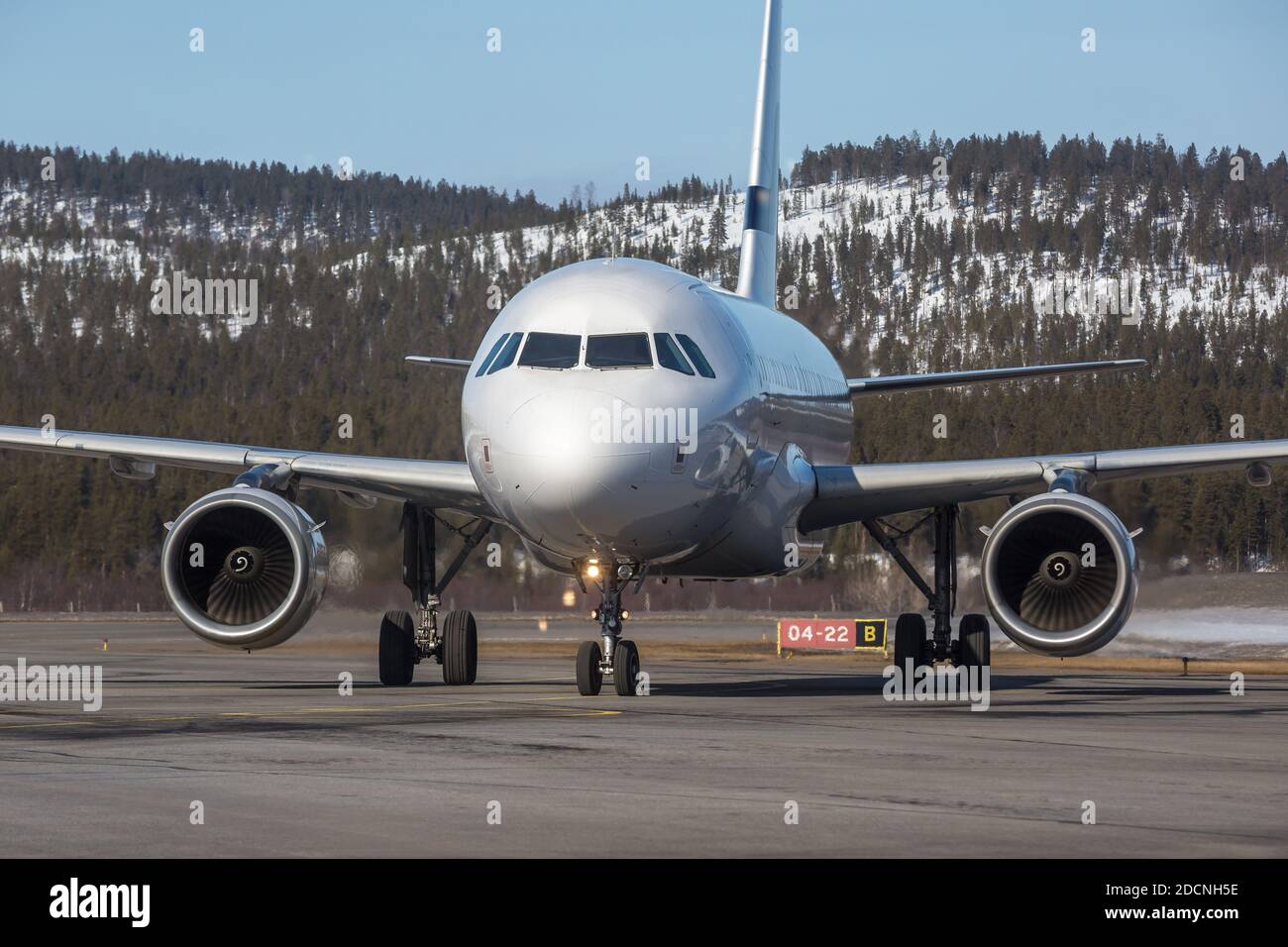 Taxiing white passenger jet hi-res stock photography and images - Alamy