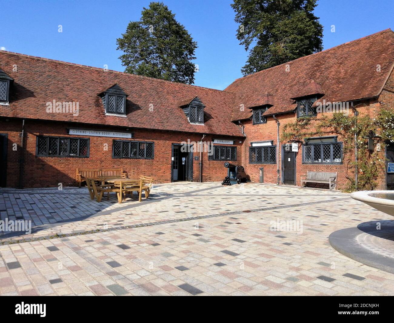 Traditional english buildings hi-res stock photography and images - Alamy