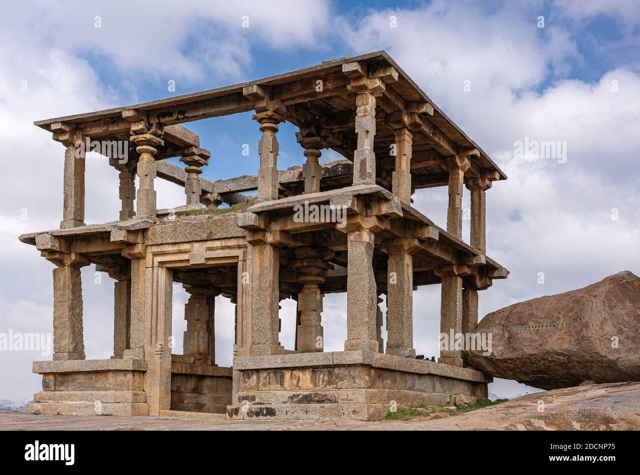 Two story temple hi-res stock photography and images - Alamy