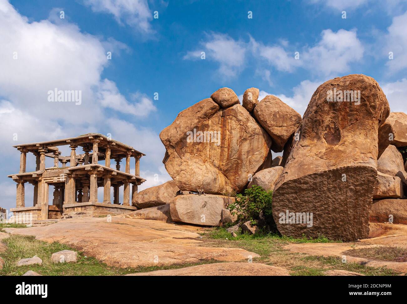 Two story temple hi-res stock photography and images - Alamy