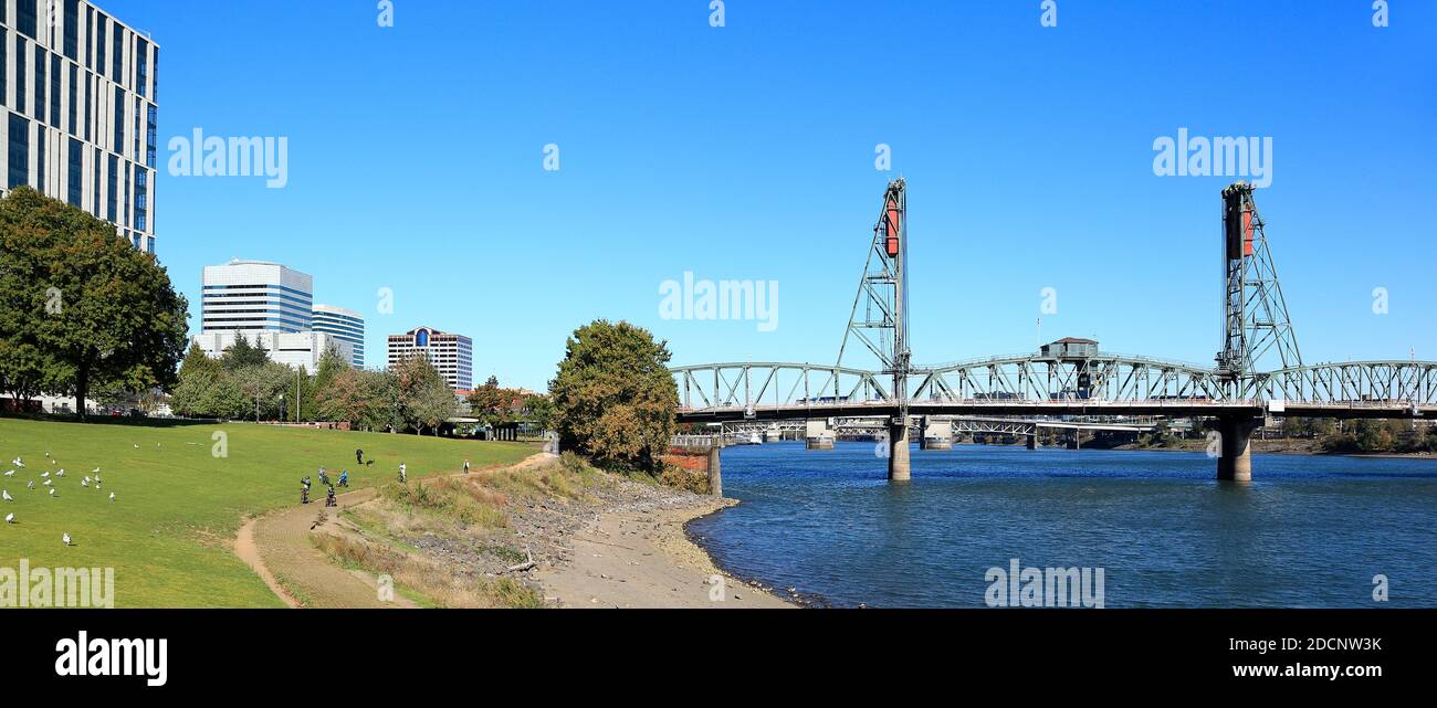 Portland, Oregon: The tom McCall Waterfront Park and Hawthorne Bridge ...