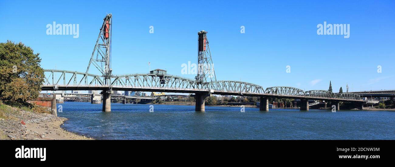 Portland, City of Bridges: the beautiful Hawthorne Bridge as seen from ...