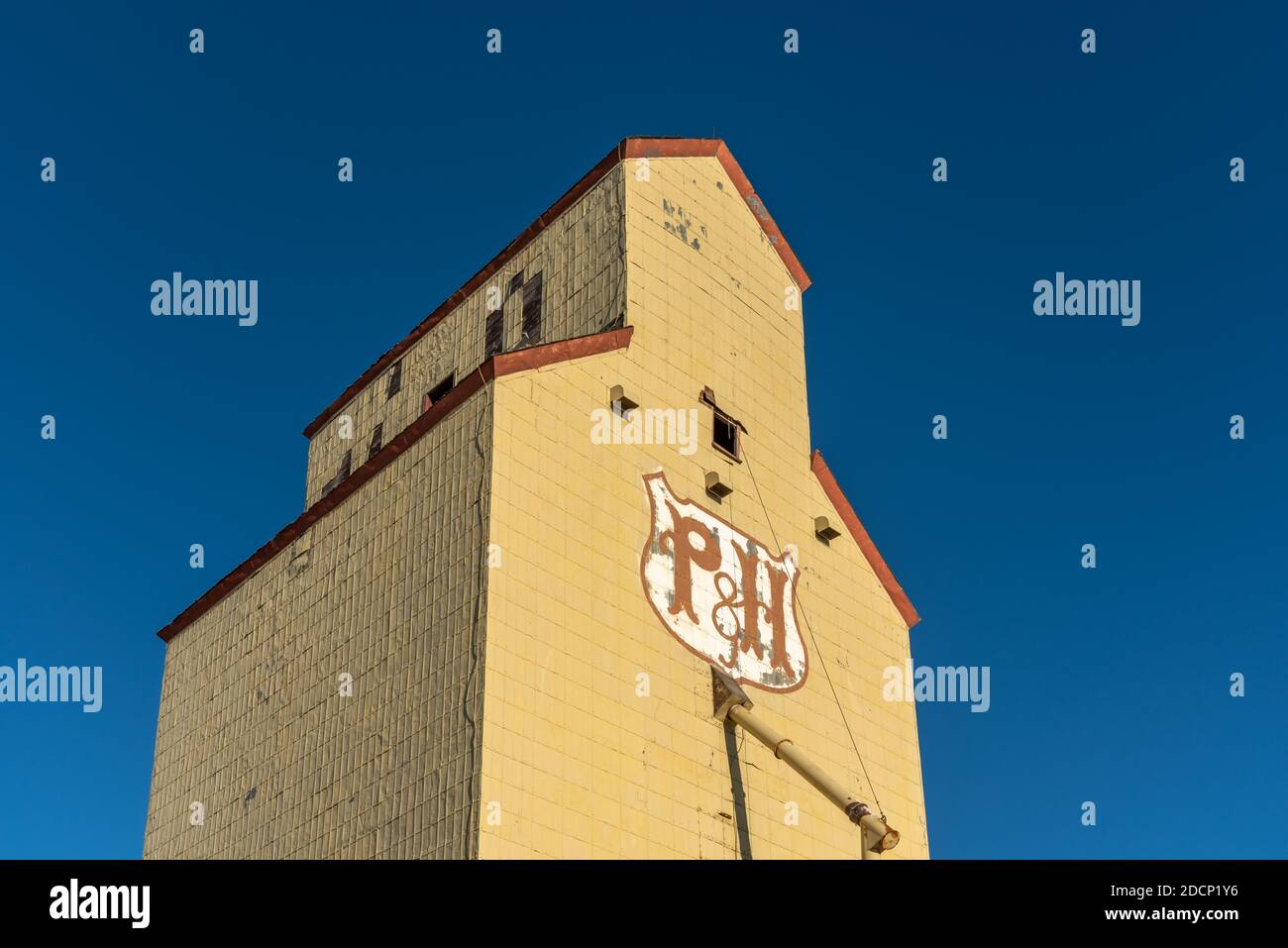 Mossleigh, Alberta - November 21, 2020: Parrish & Heimbecker Elevator ...