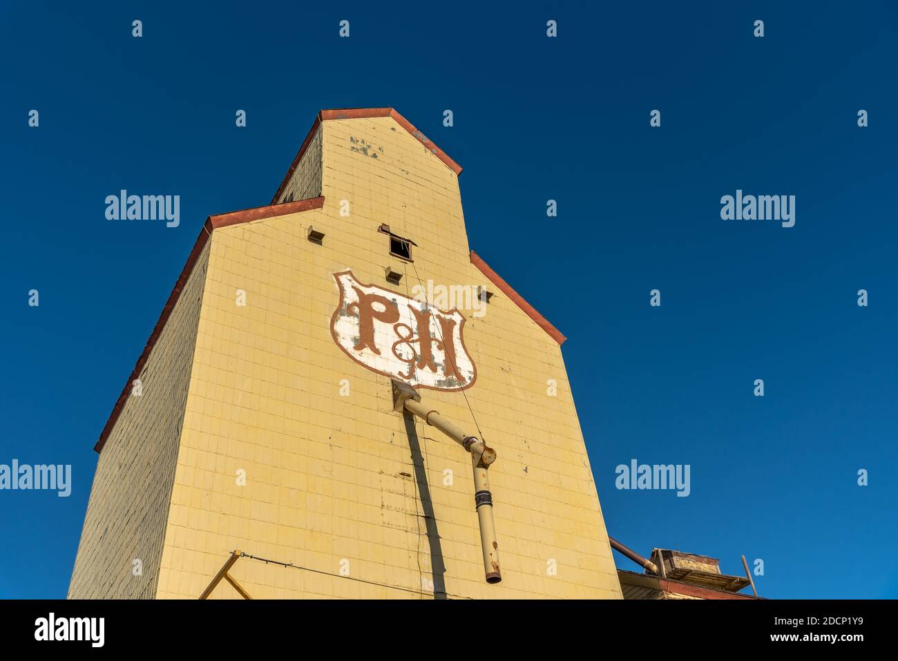 Mossleigh, Alberta - November 21, 2020: Parrish & Heimbecker Elevator ...