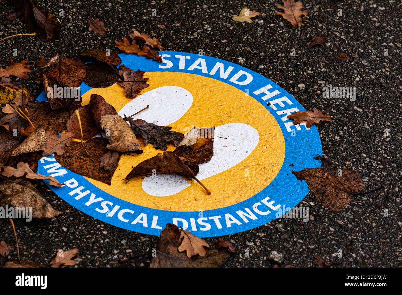6 feet distance sign hi-res stock photography and images - Alamy