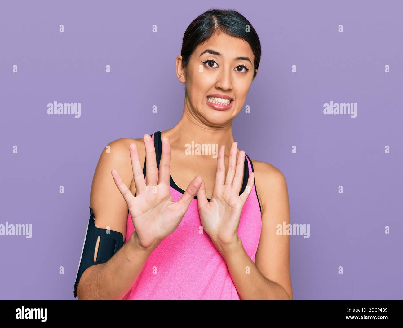 Beautiful asian young sport woman wearing sportswear and arm band ...