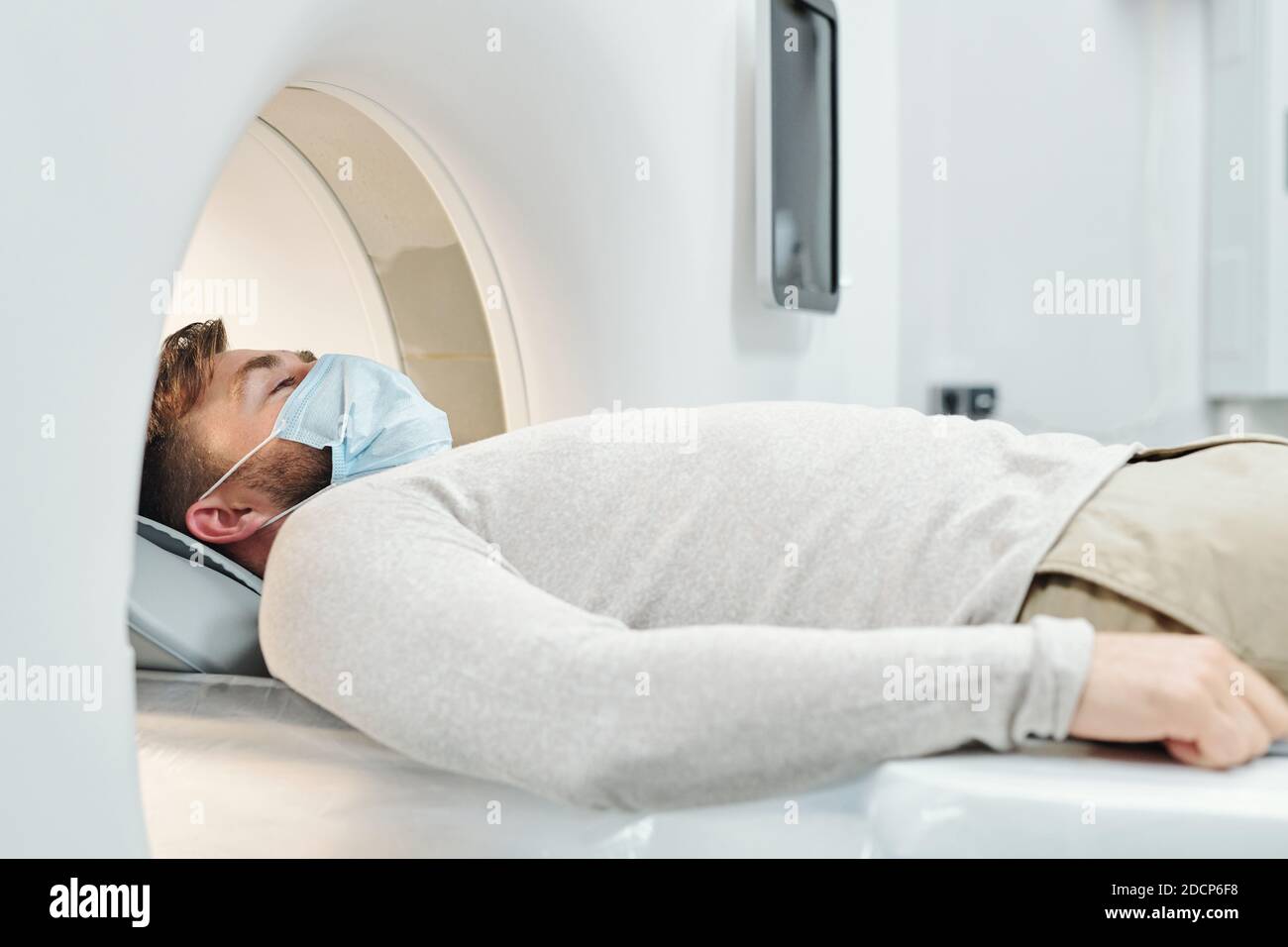 Mri scan machine patient hi-res stock photography and images - Alamy