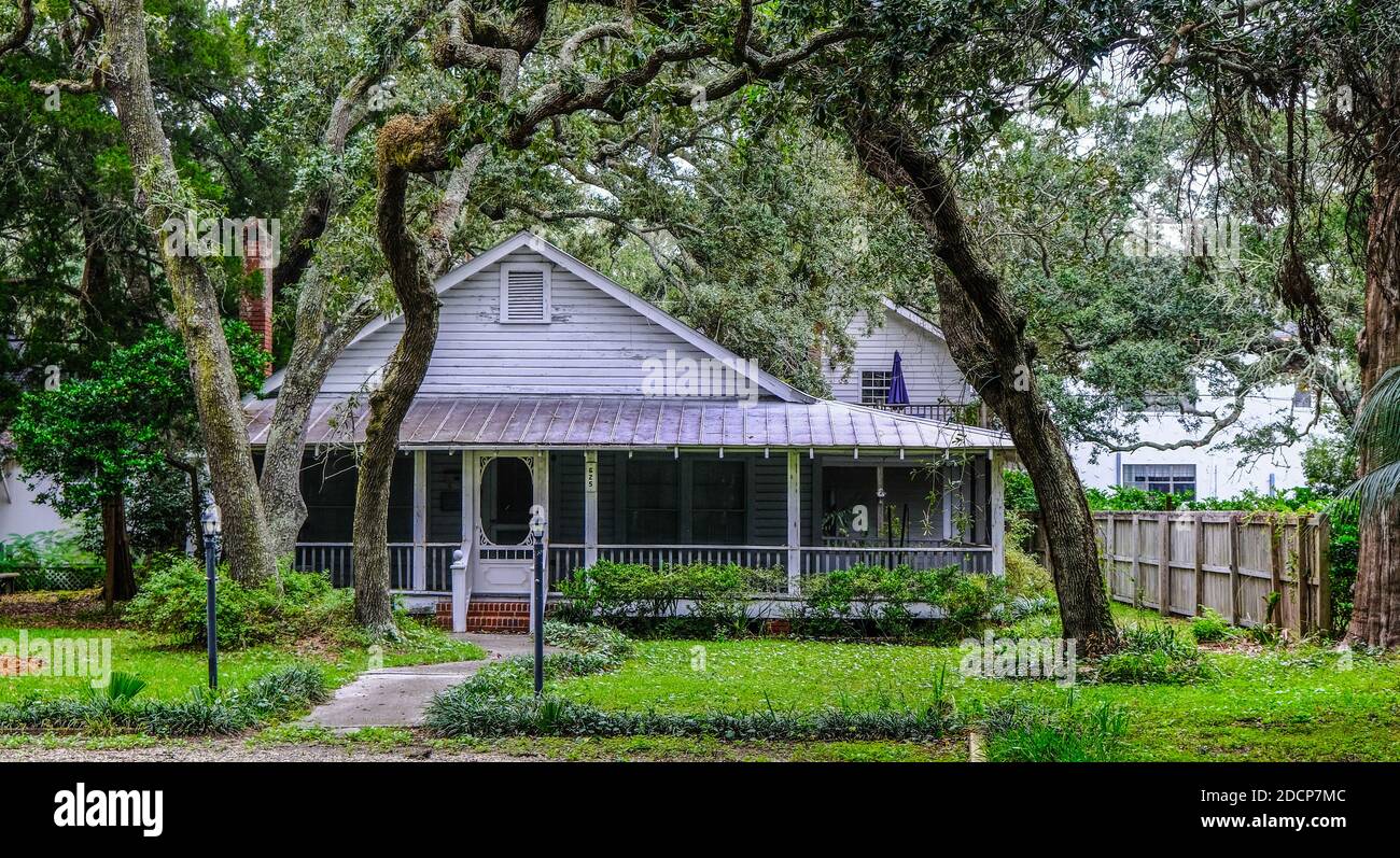 Old bungalow tin roof hi-res stock photography and images - Alamy