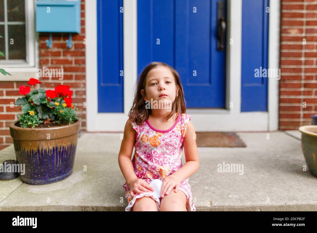 Child home alone front door hi-res stock photography and images - Alamy
