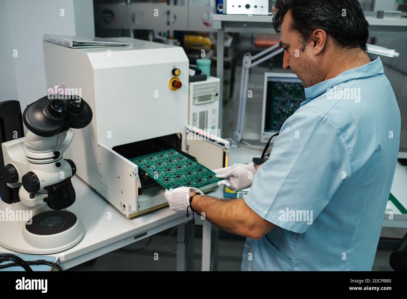 man introducing plate into machine and microscope Stock Photo - Alamy man introducing plate into machine and microscope Stock Photo - Alamy