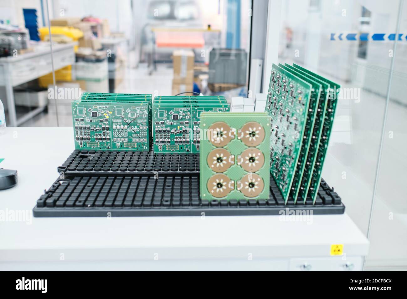 66/5000 motherboard placed on a stand above a table in a workshop Stock ...