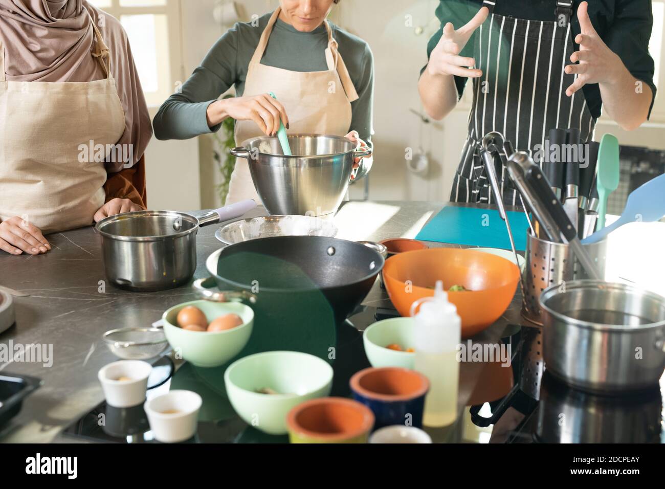 Women cooking group hi-res stock photography and images - Alamy