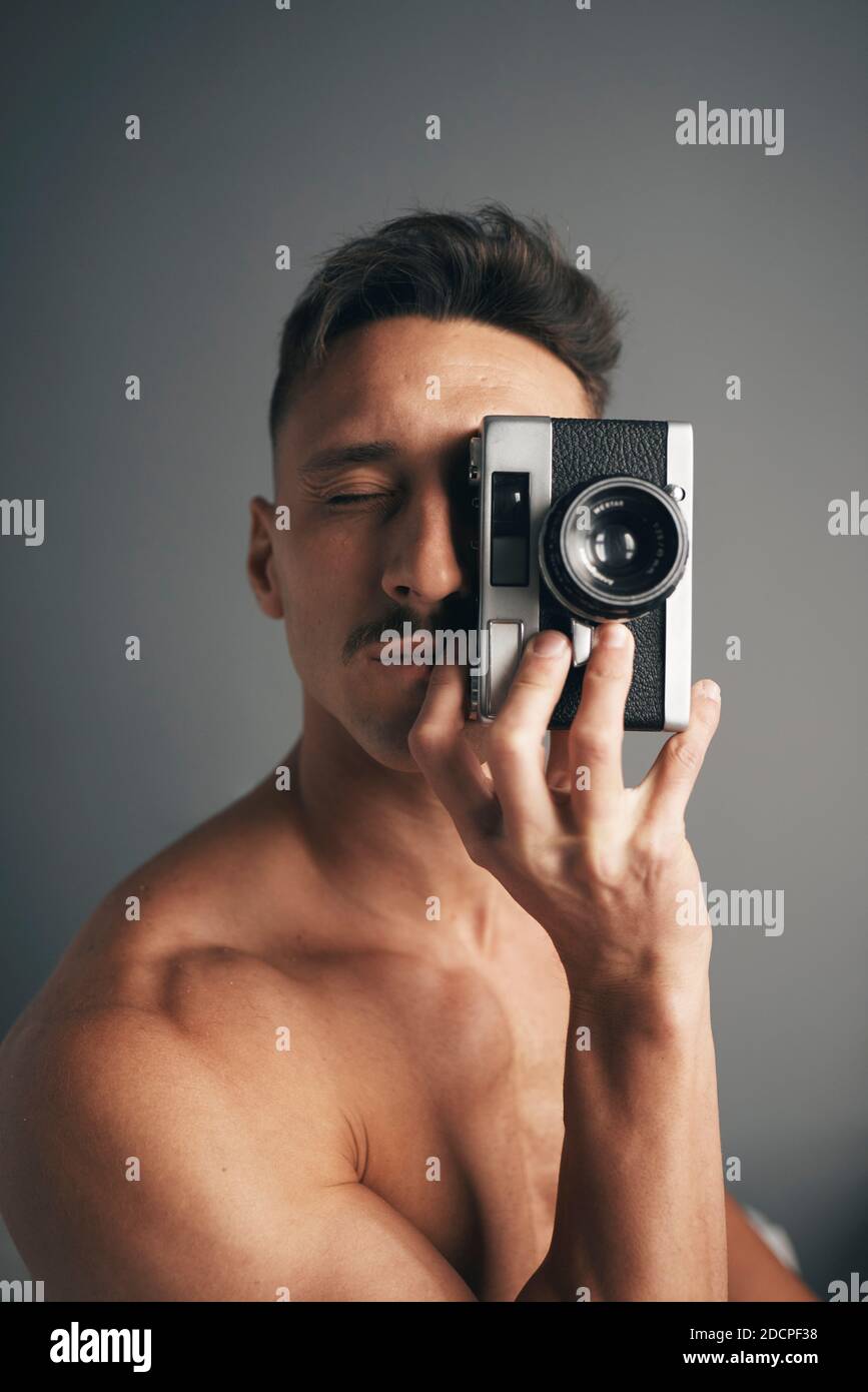 Retro de un chico moreno with bigote with analogical camara Stock Photo ...