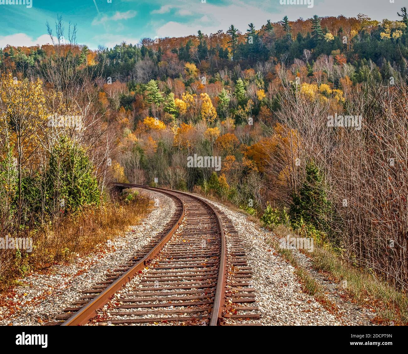 Fall foliage and rail road hi-res stock photography and images - Alamy