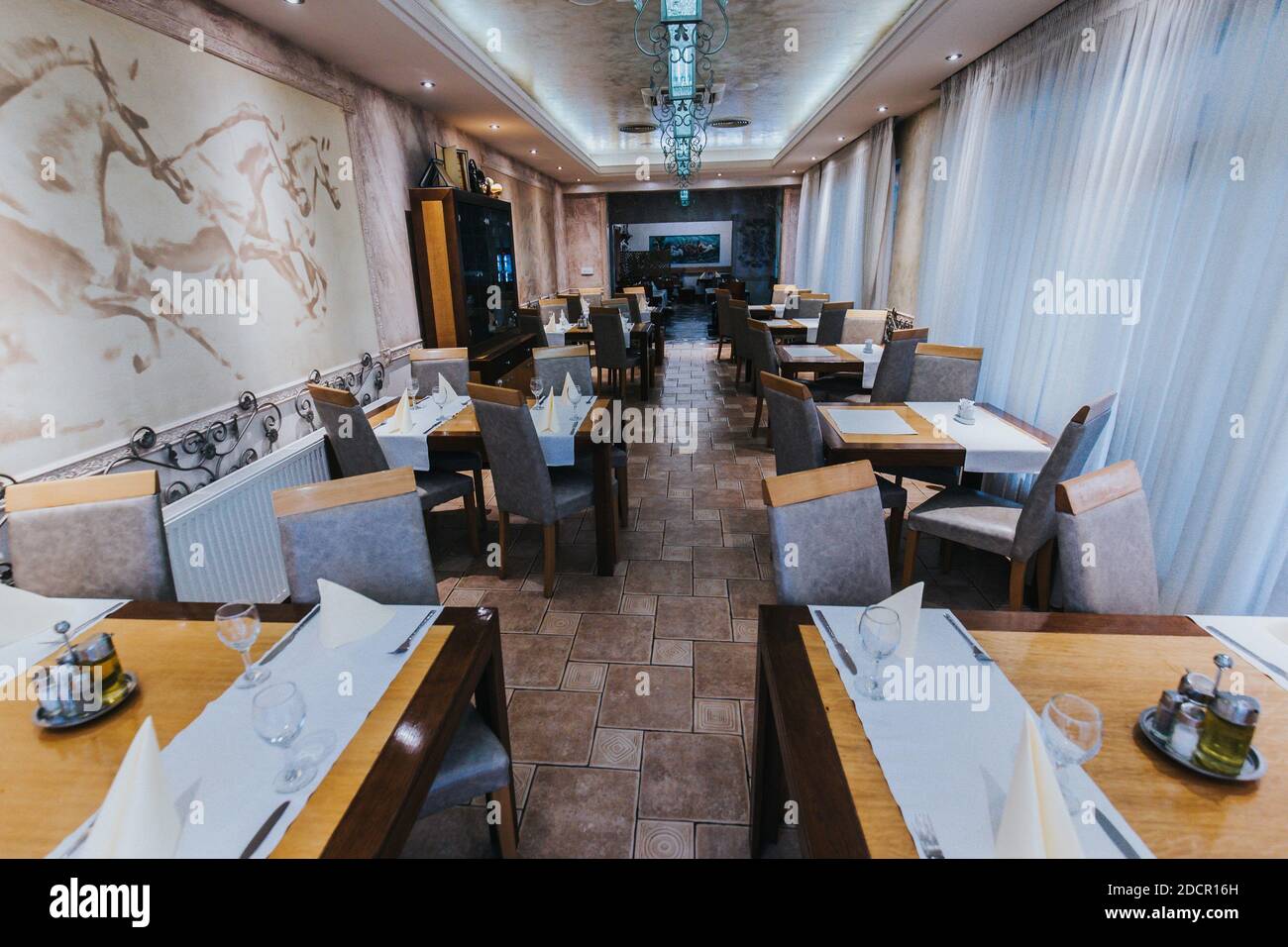 A modern table set up inside a restaurant Stock Photo - Alamy