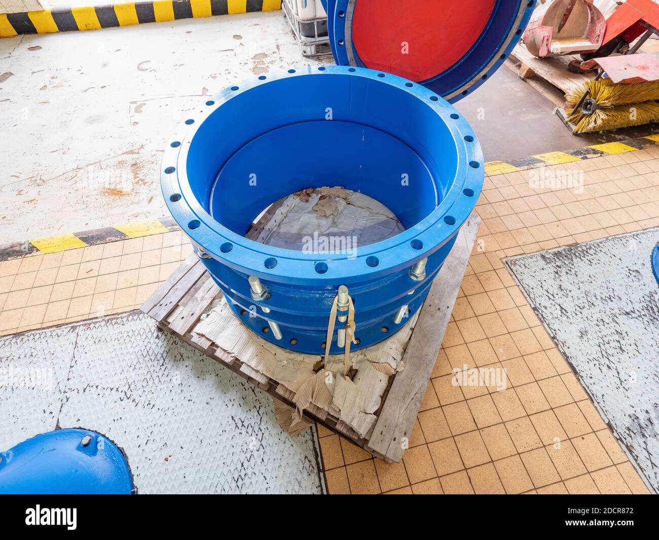 Flange and gate valve diameter 500mm for connecting the water pump of ...