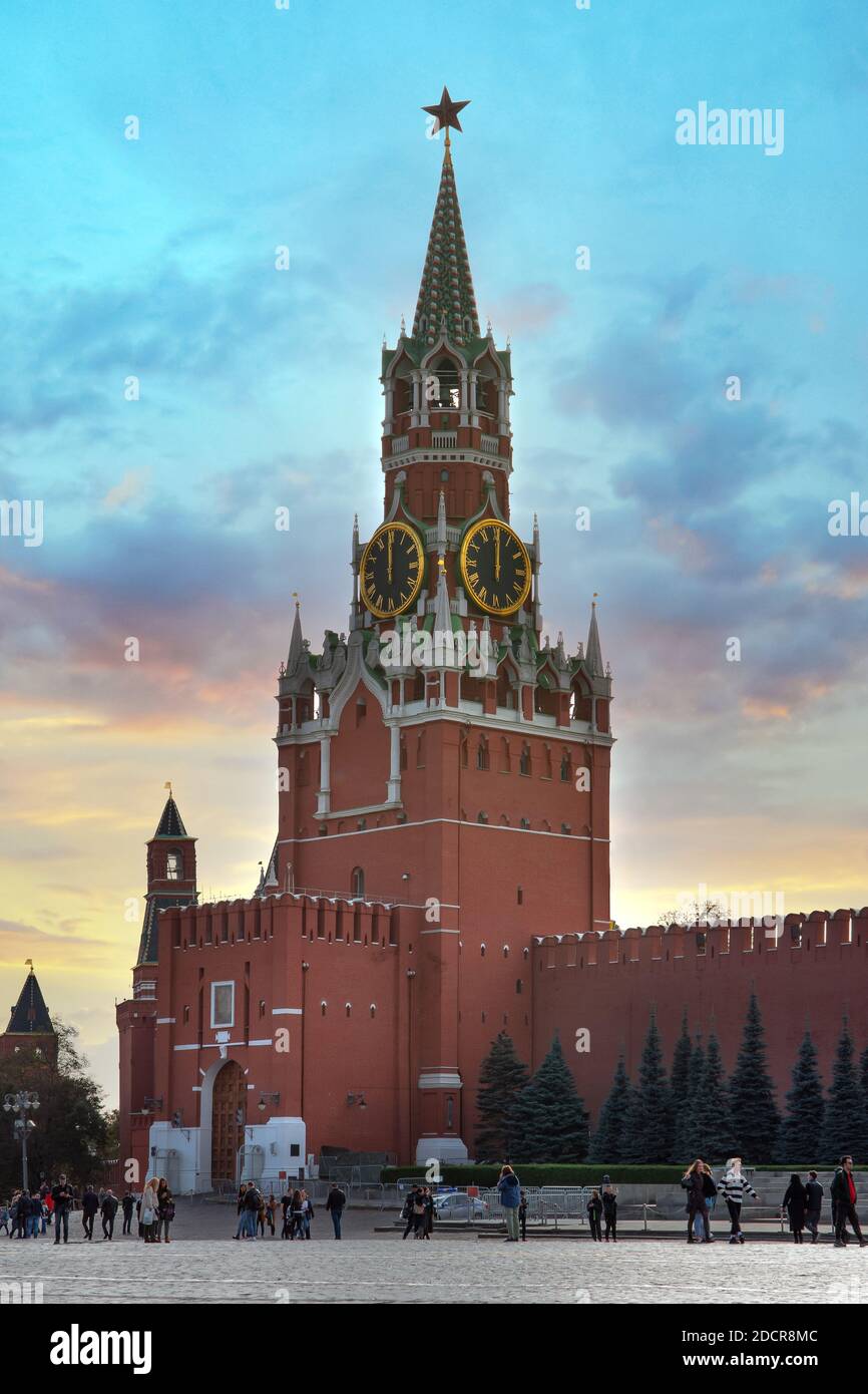MOSCOW, RUSSIA - NOVEMBER 18, 2020: Red Square, main tower of the ...