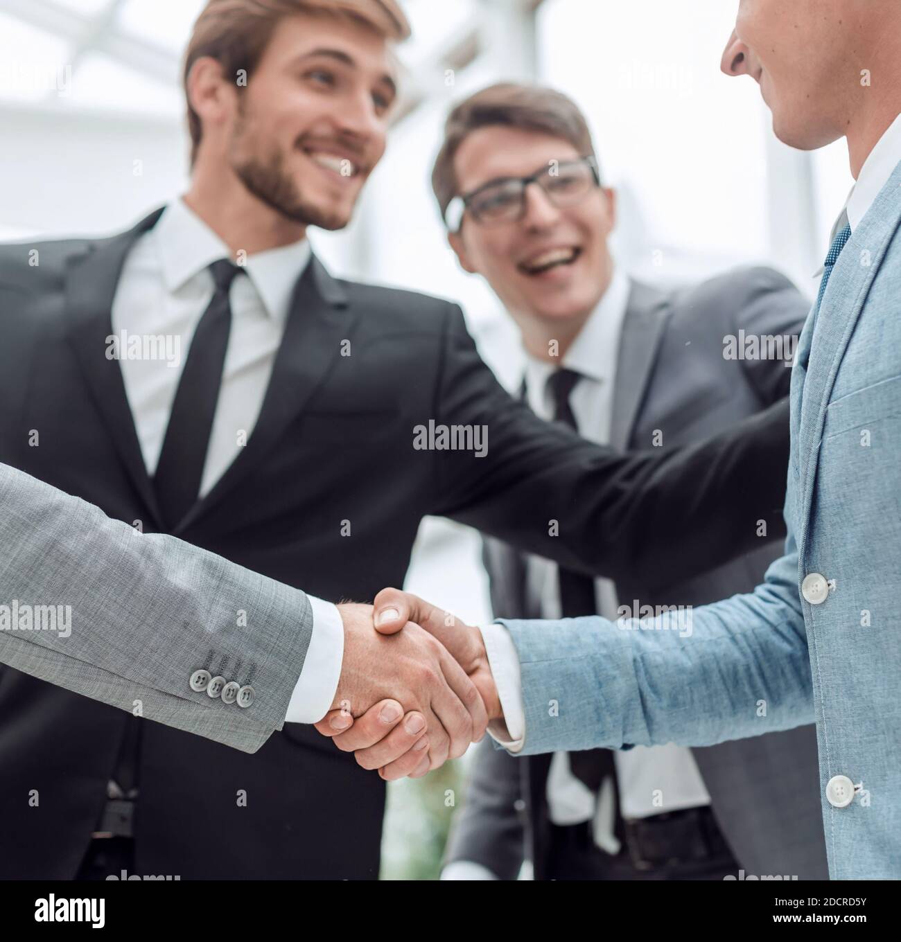 welcome handshake of business people in the office Stock Photo - Alamy