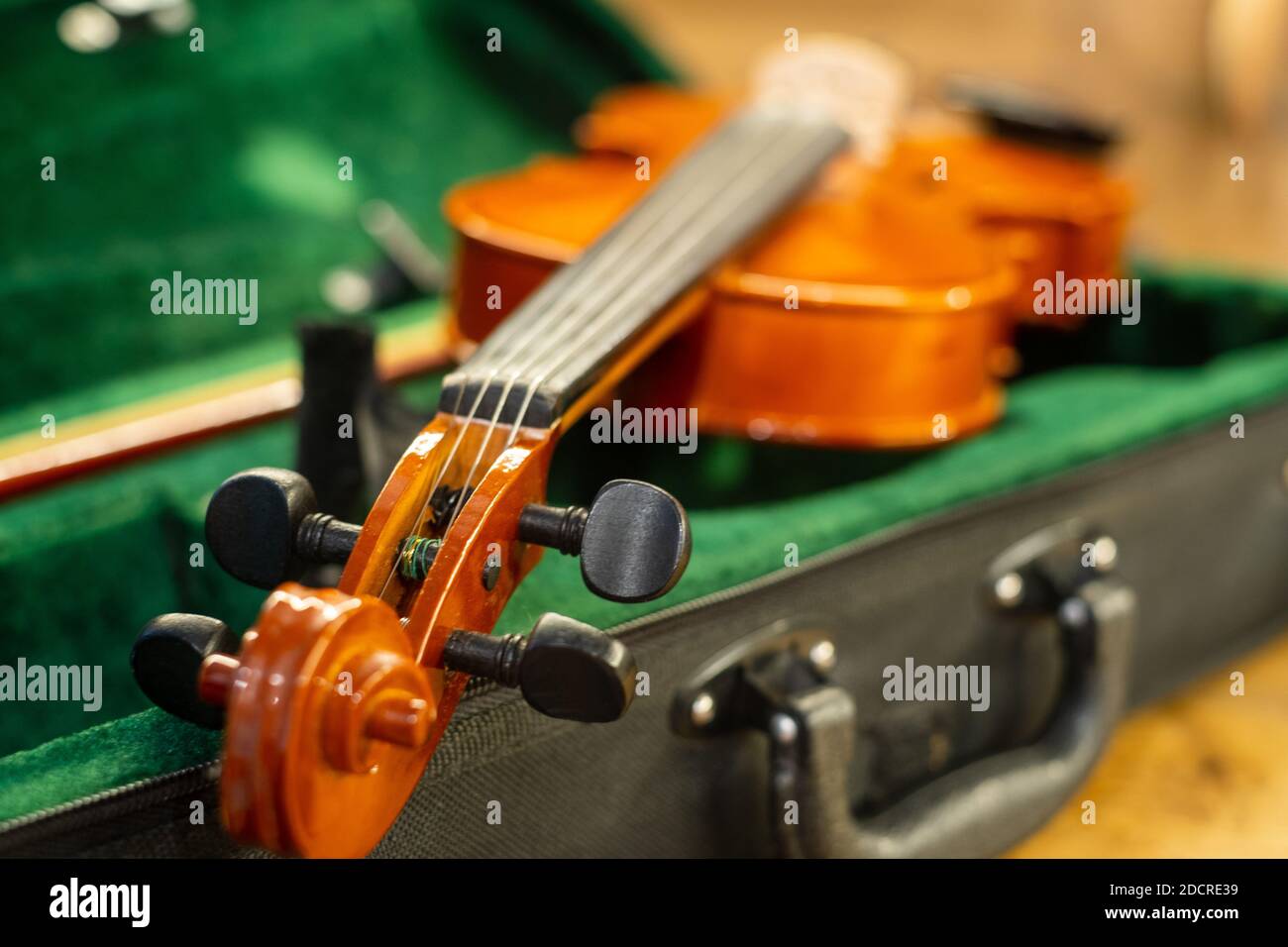 Classic violin hi-res stock photography and images - Alamy