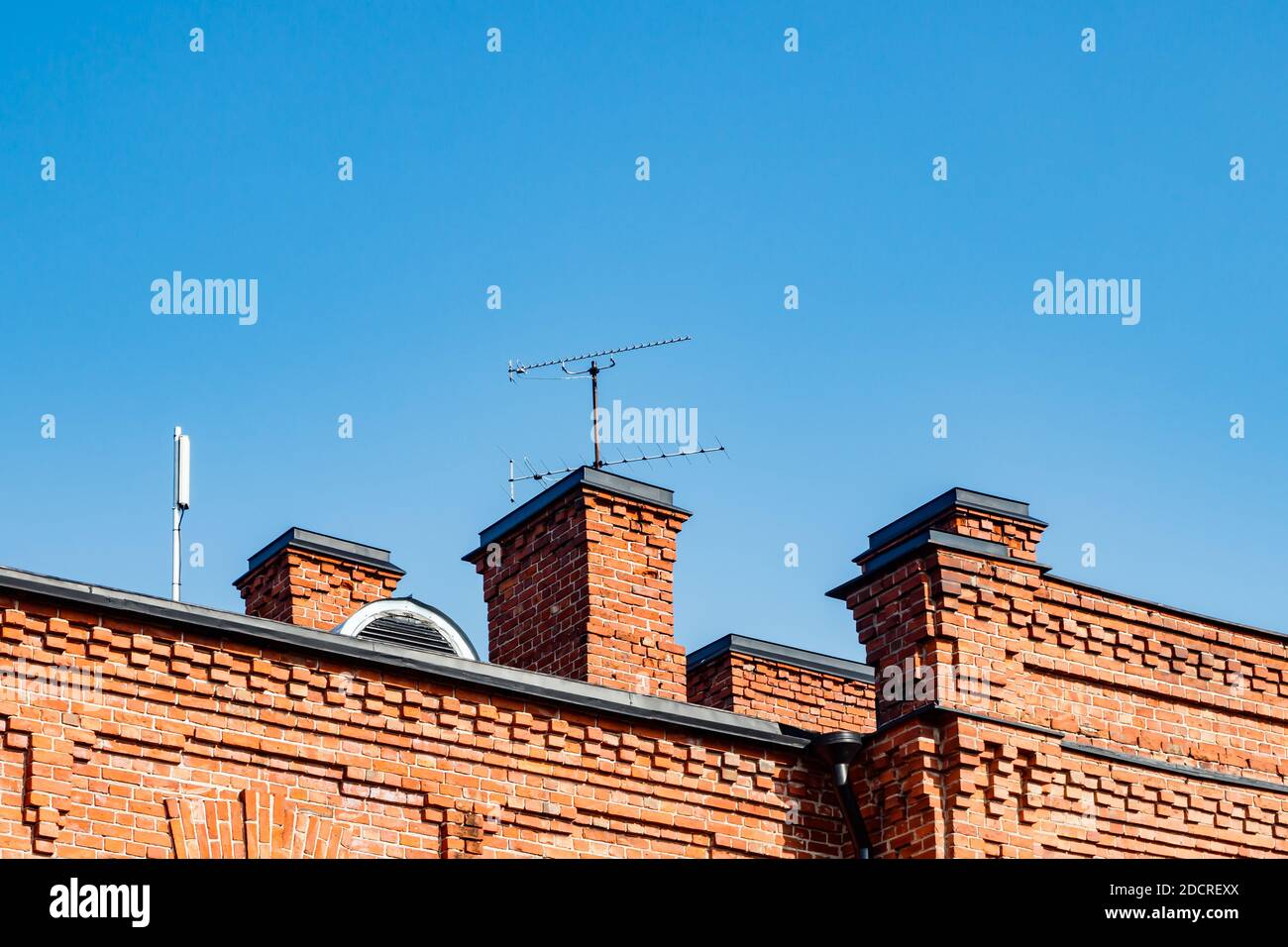 Roof of beautiful vintage red brick building Stock Photo - Alamy