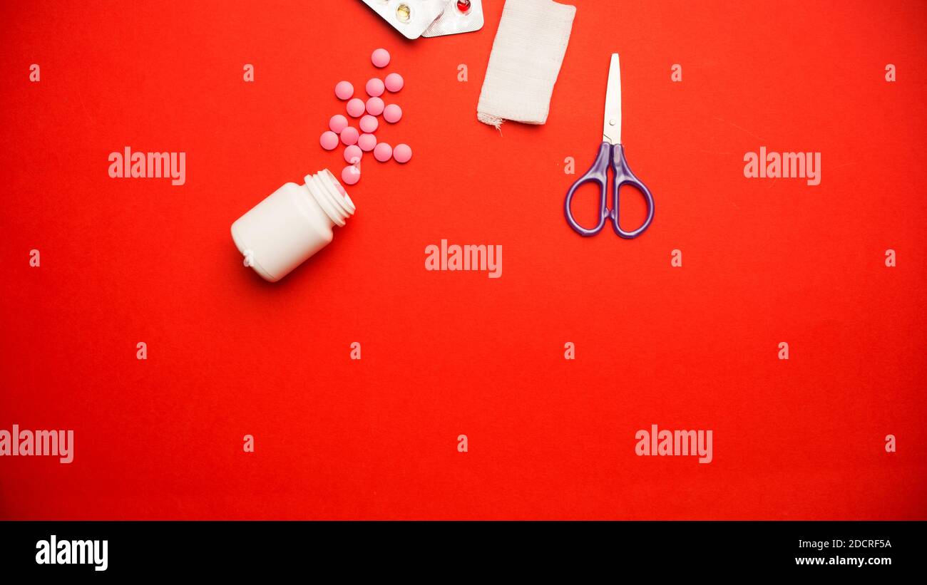 Spilled pills or tablets as pattern from a plastic drugs bottle Stock ...