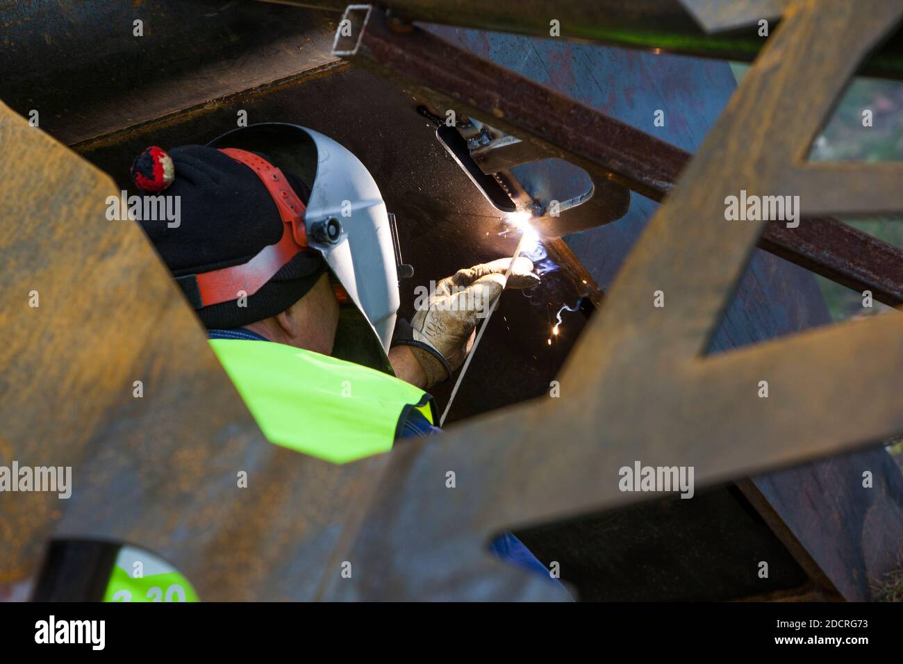 A man is welding Stock Photo - Alamy