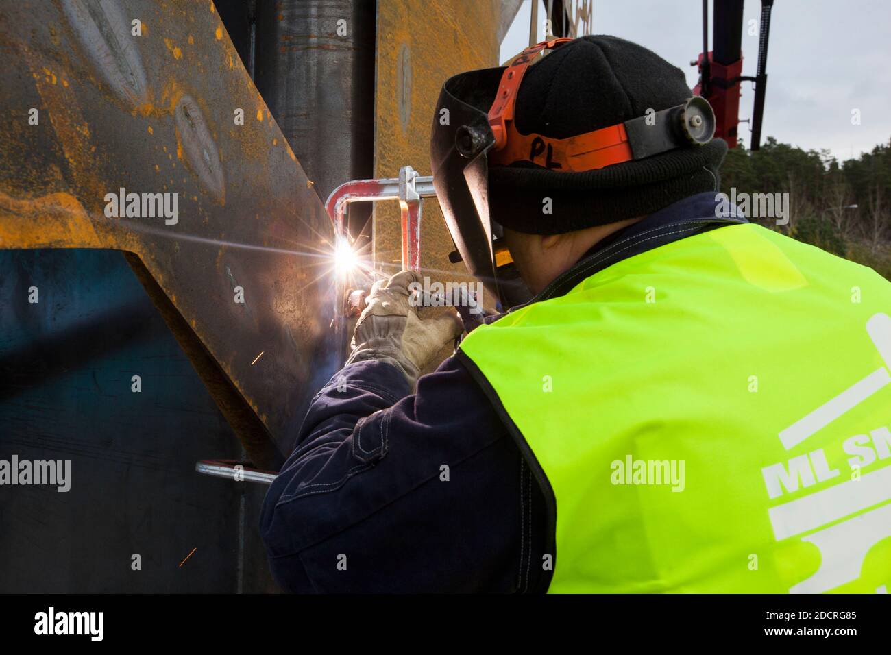 A man is welding Stock Photo - Alamy