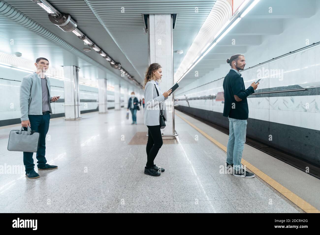 Passengers standing queue railway platform hi-res stock photography and ...