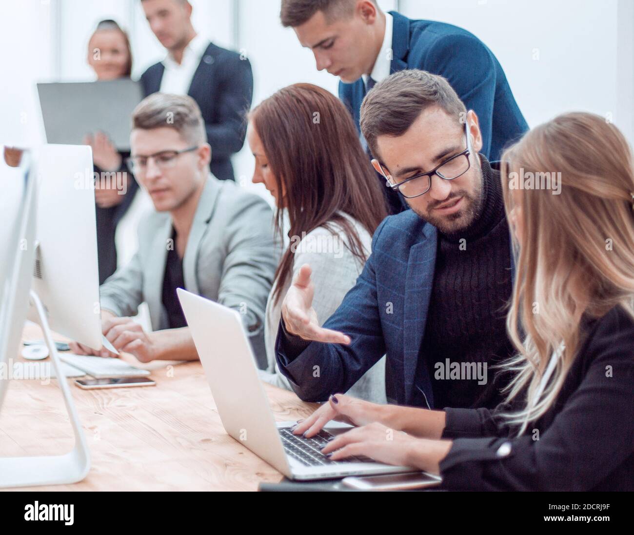 business colleagues discussing work issues in the workplace Stock Photo ...